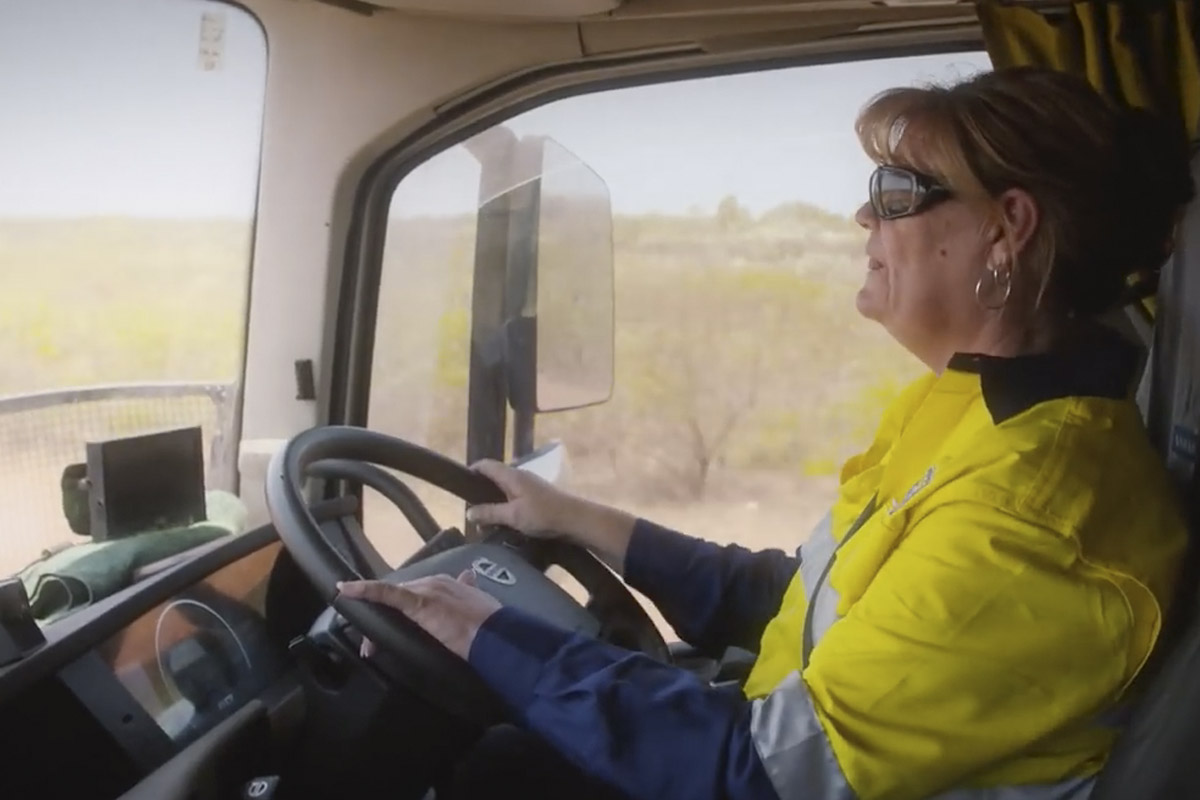 La abuela Maxine y su Road Train Volvo por Australia » Transporte Mundial