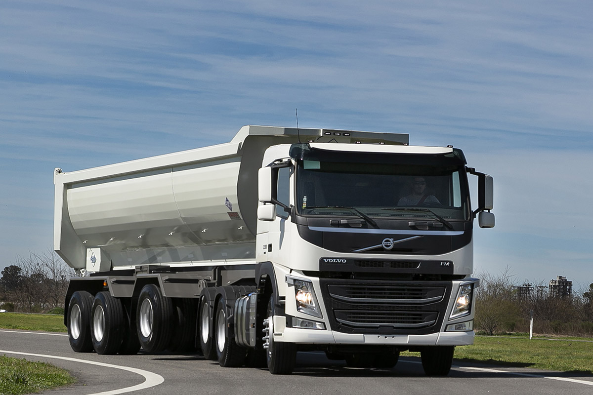 Volvo aconseja: interacción auto y camión en ruta