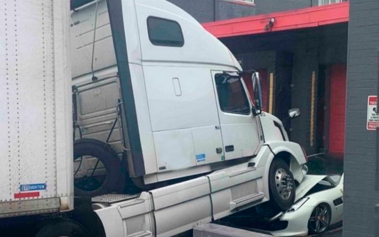 ¡Conmigo no te metas! Un Volvo aplastó a una Ferrari