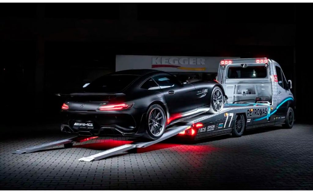 Una Mercedes-Benz Sprinter vestida de AMG