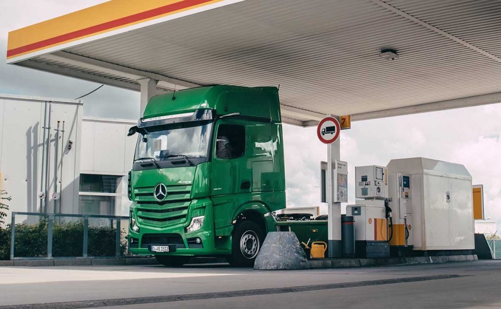 Mercedes-Benz y Shell presentaron un camión que paga el gasoil ...