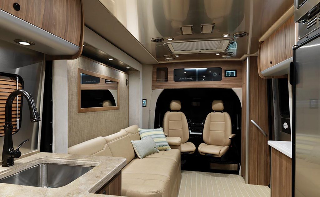 Sprinter Atlas RV, un mini-motorhome al que no le falta nada