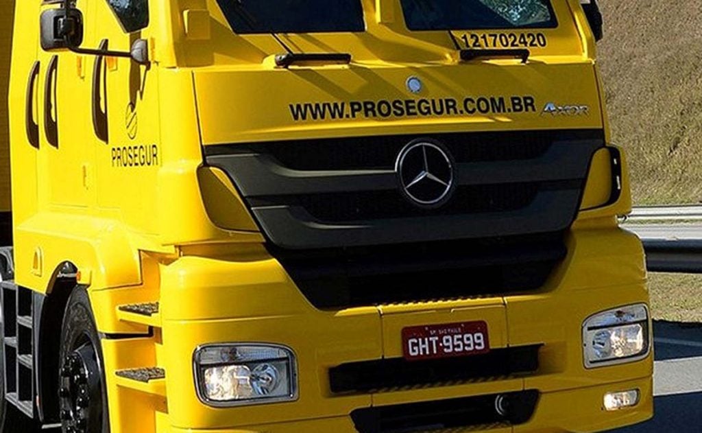 Exceso de seguridad: así es el camión blindado más grande de ...