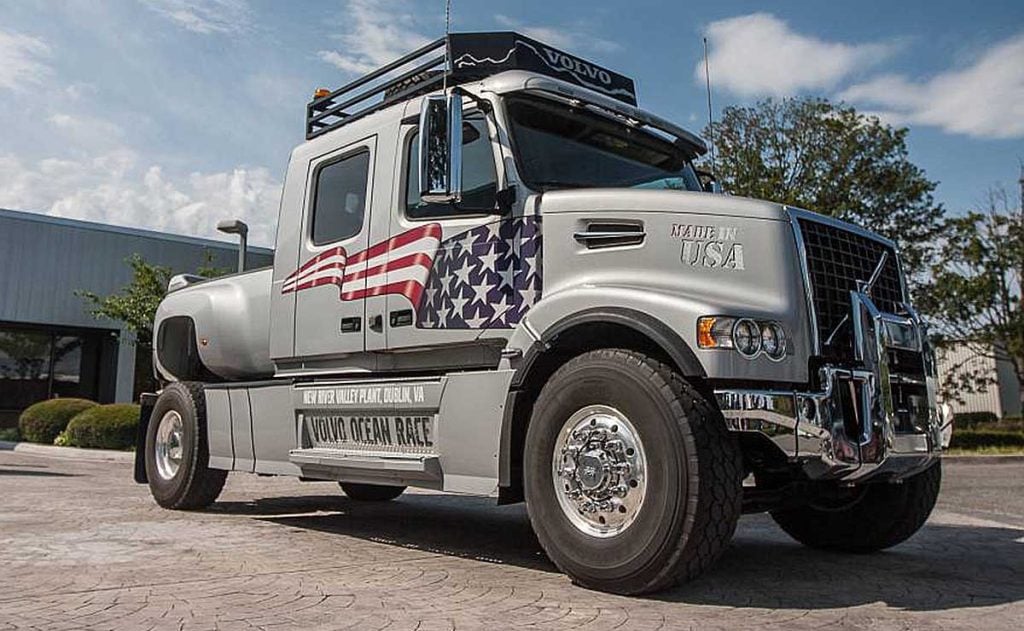 Transformaron un camión en una pick up: caja de carga, doble cabina y ...