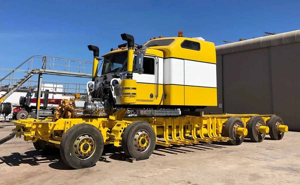 El camión al que no le falta nada: baño, ducha y un motor V12 de un barco