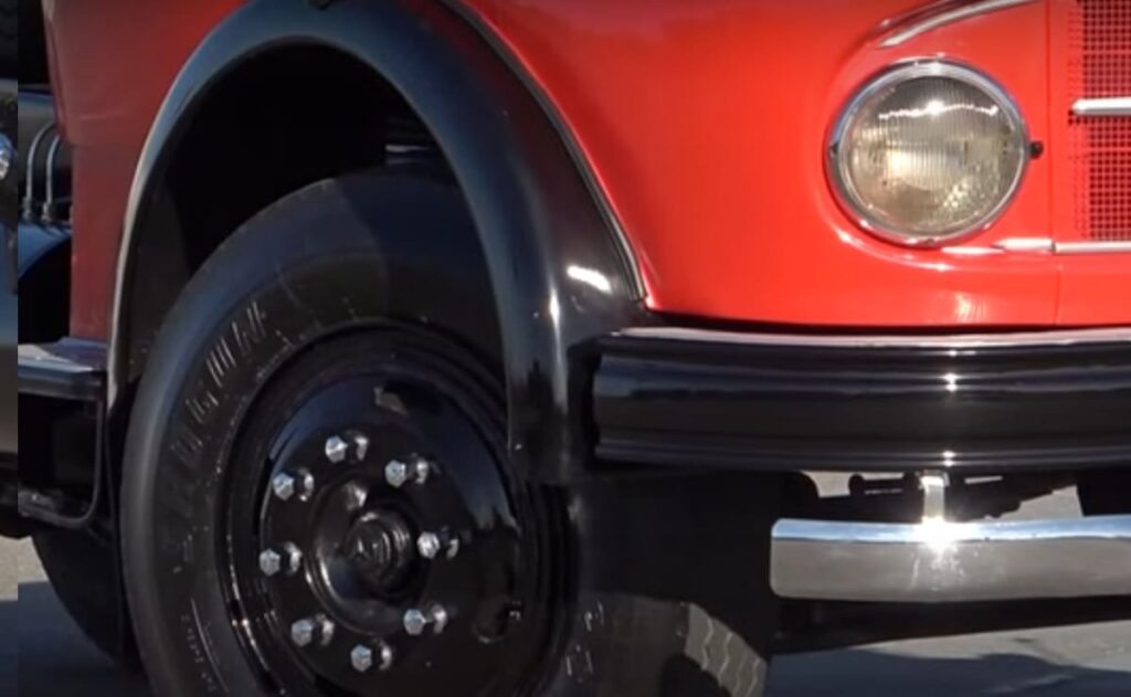 Renuevan un Mercedes Benz 1114 de 1974 y se convierte en una pieza de museo