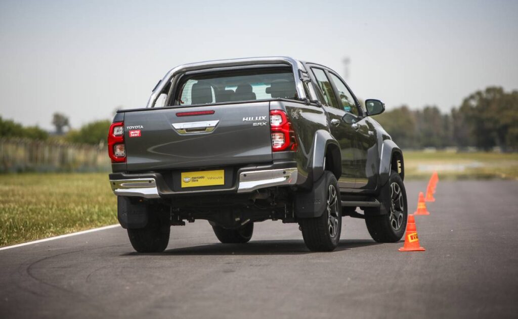 "Comprar una Toyota Hilux es ir a lo seguro": ¿cómo rinde la pick up ...